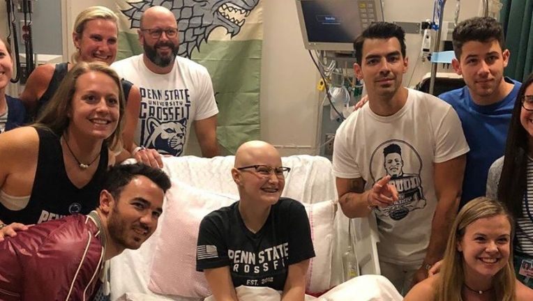 HAPPINESS! Jonas Brothers Surprise Teenage Cancer Patient With Hospital ...