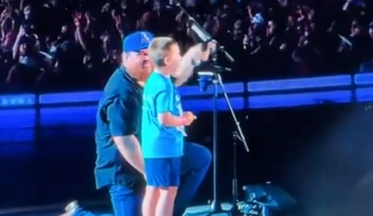TISSUE ALERT: Luke Combs Brings Boy on Stage to Sing 'Fast Car' - Todd ...